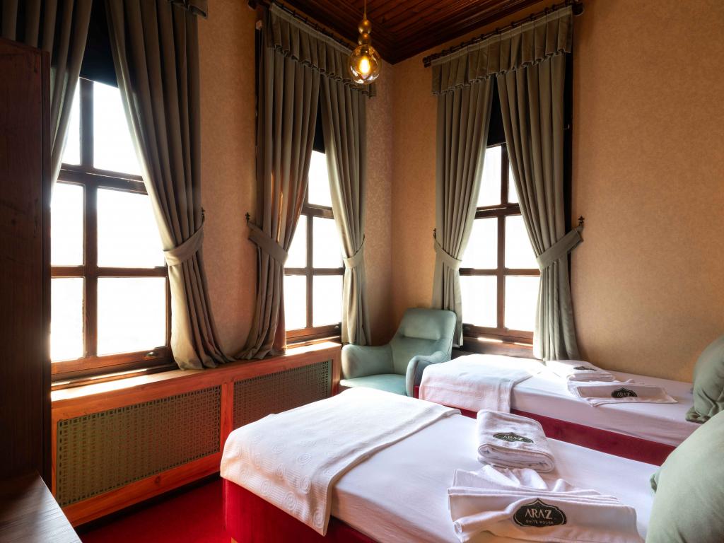 Araz White House | Etstur