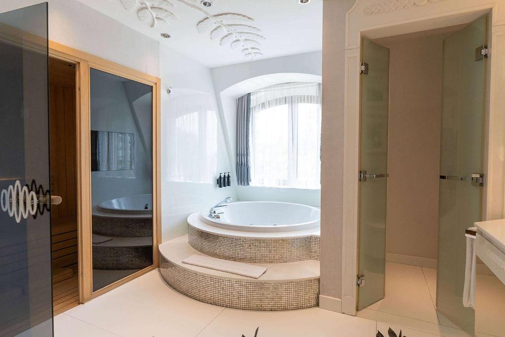 Wyndham Grand Istanbul Kalamış Marina Hotel | Etstur